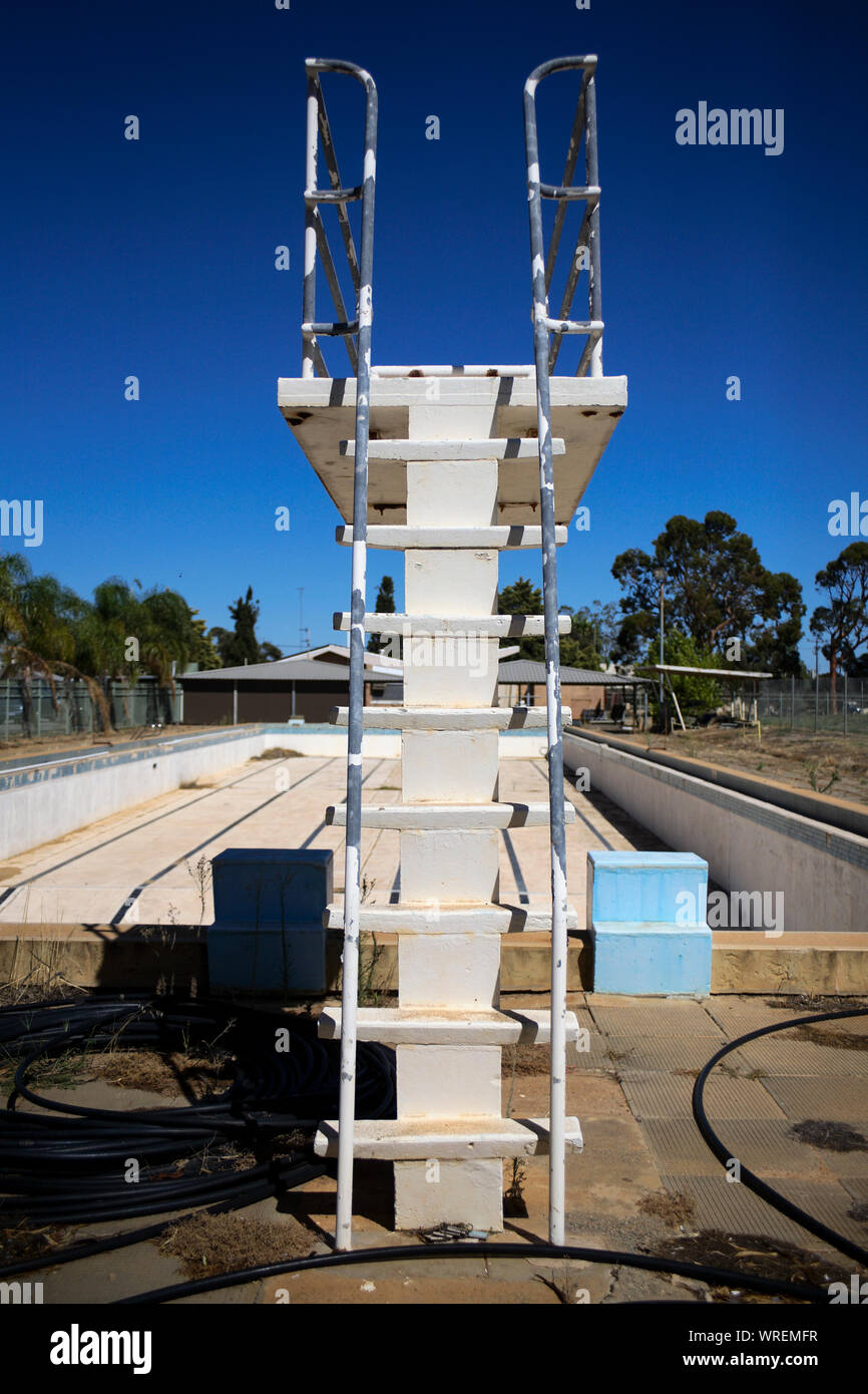 Abandoned empty swimming pool hi-res stock photography and images - Alamy