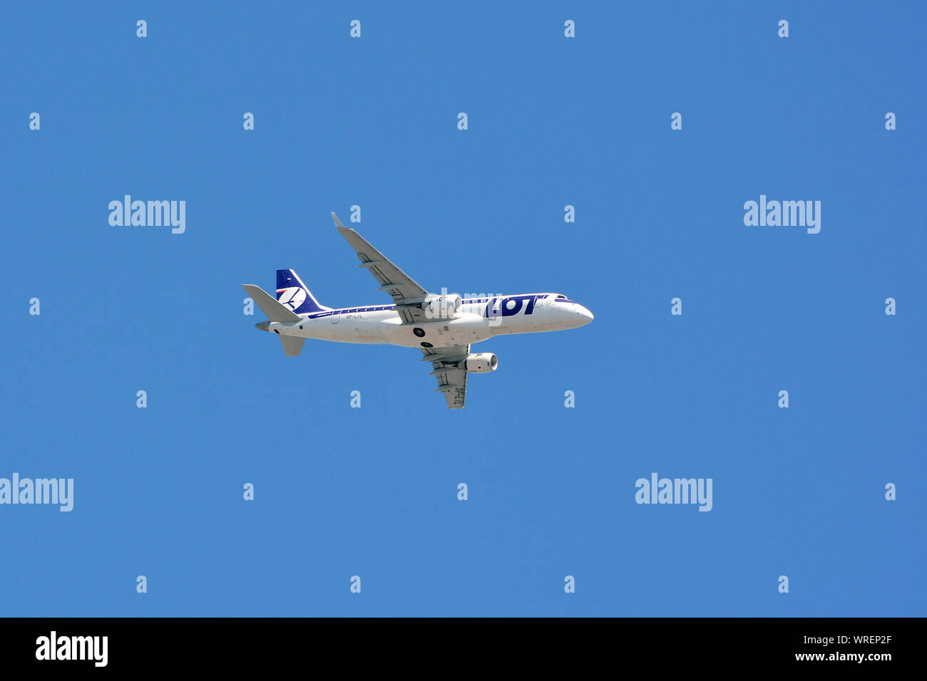 Embraer erj 175lr aircraft hi-res stock photography and images - Alamy