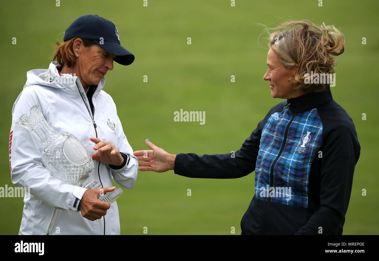 Team USA captain Juli Inkster (left) with the trophy and Team Europe ...