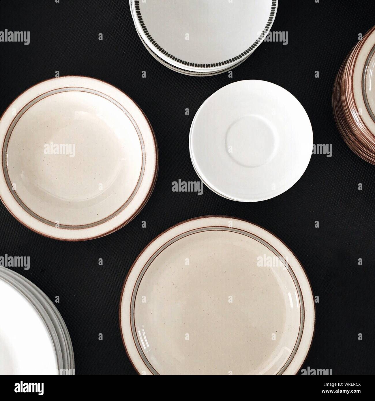 Empty plates hi-res stock photography and images - Alamy