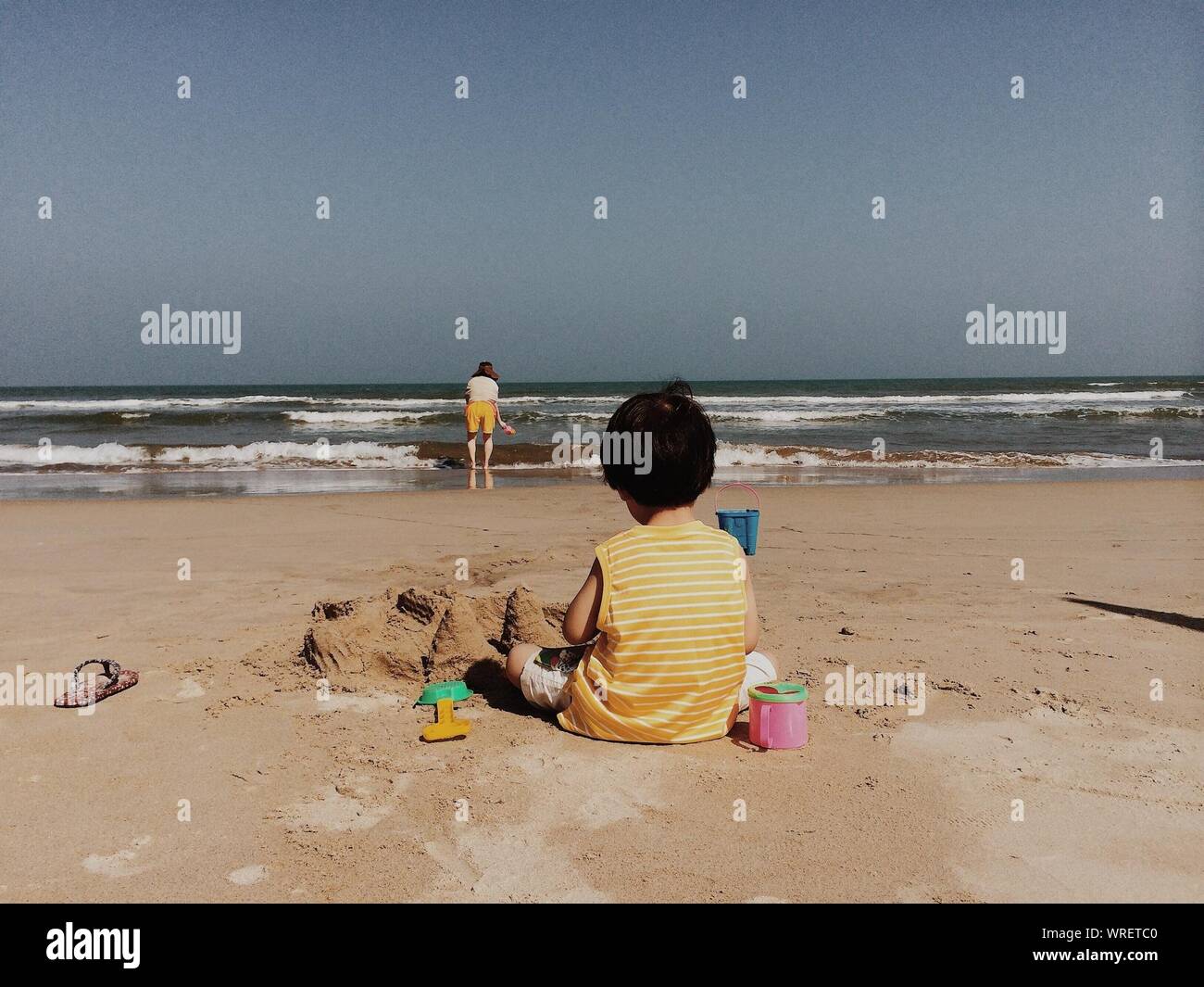 Kids beach sitting hi-res stock photography and images - Alamy