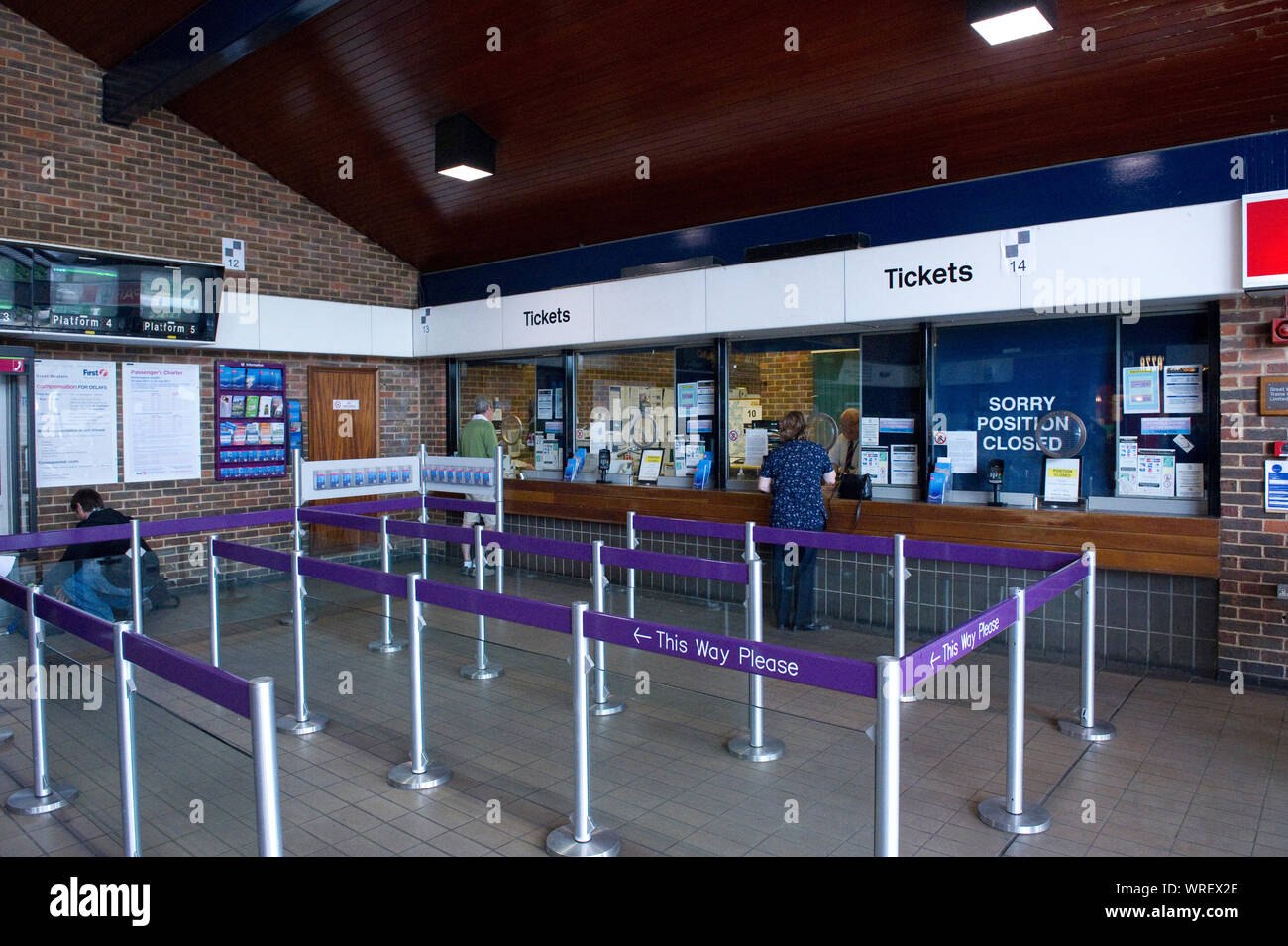 Didcot railway station, an empty queue line Stock Photo - Alamy