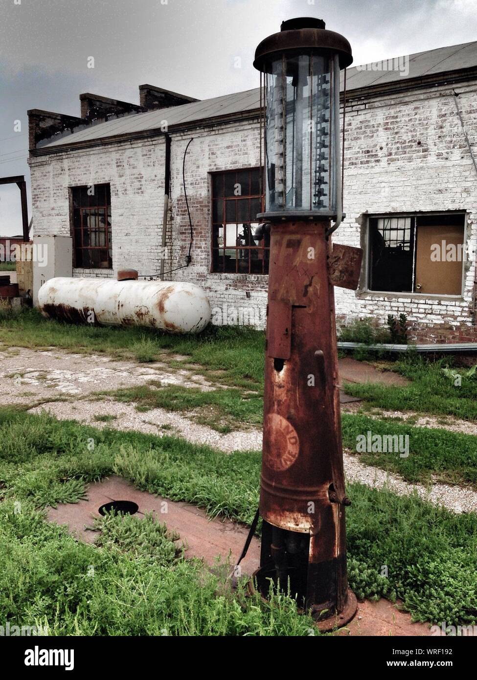 Outside gas station hi-res stock photography and images - Alamy