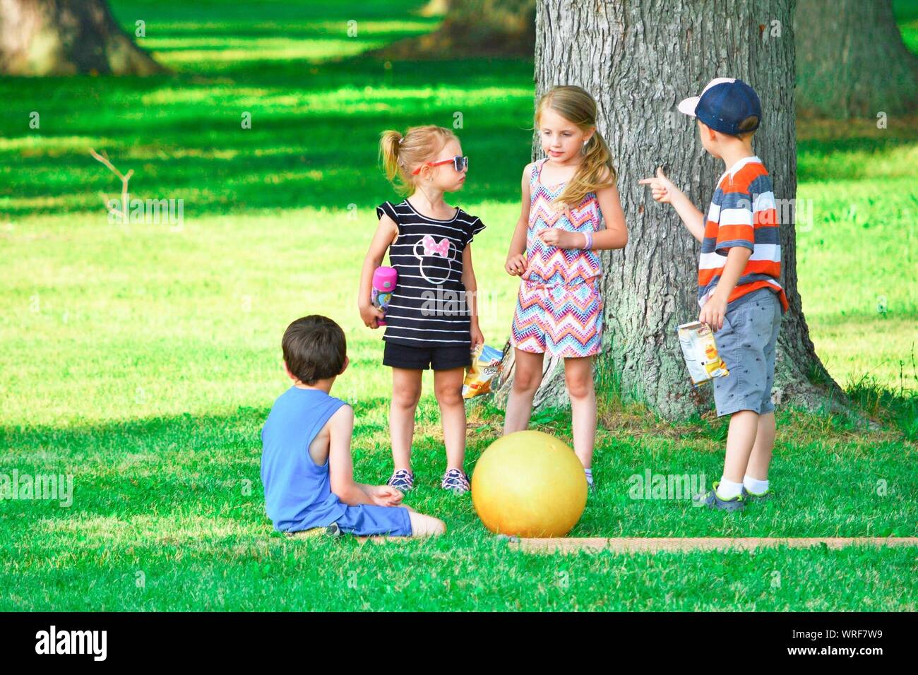 Ball girls kneeling hi-res stock photography and images - Alamy
