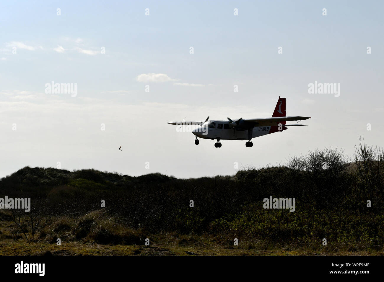 Airplane wing landing hi-res stock photography and images - Alamy