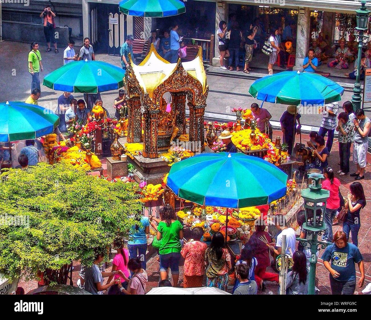 Group people worshipping hi-res stock photography and images - Alamy