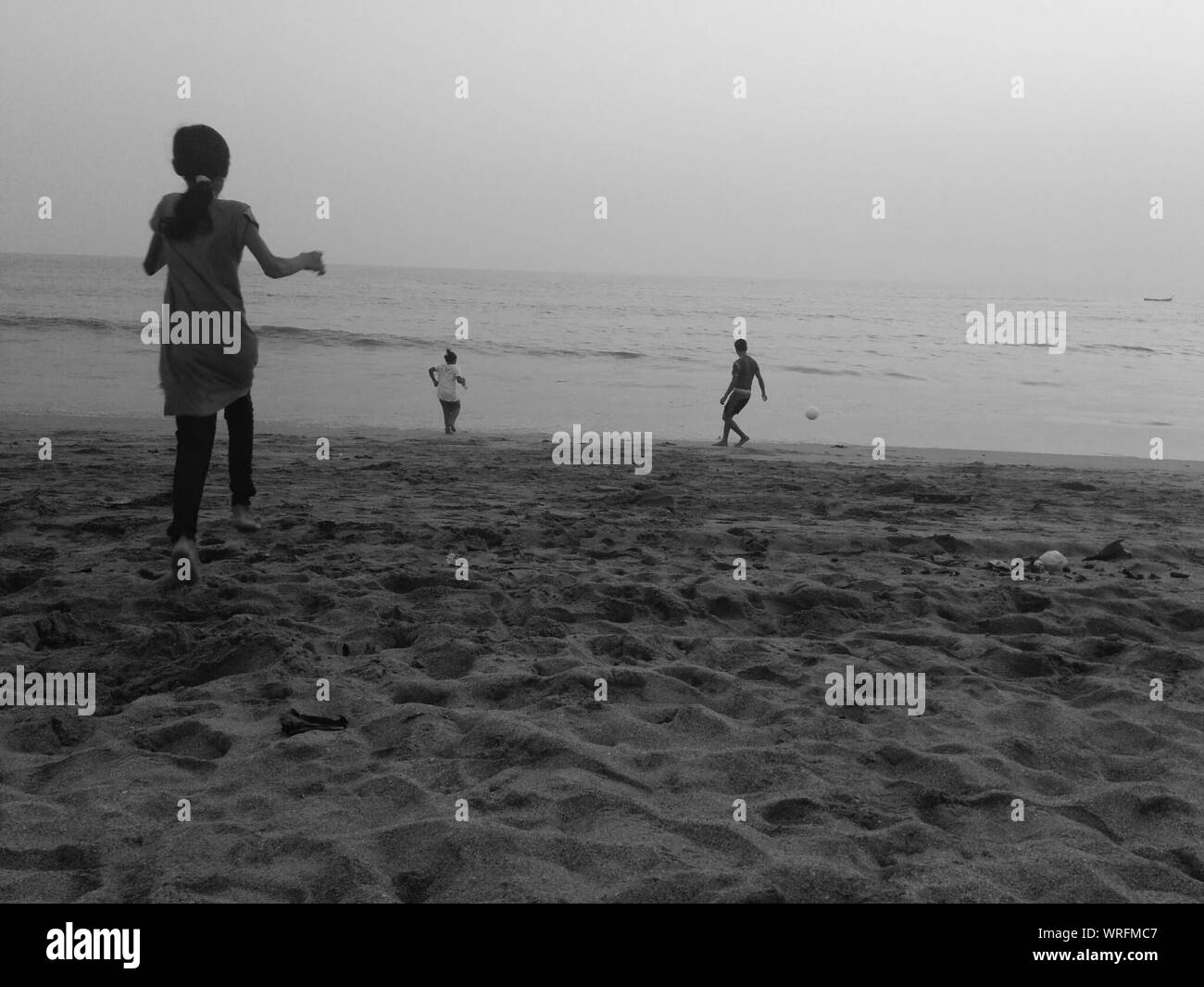 Kids playing at beach hi-res stock photography and images - Alamy