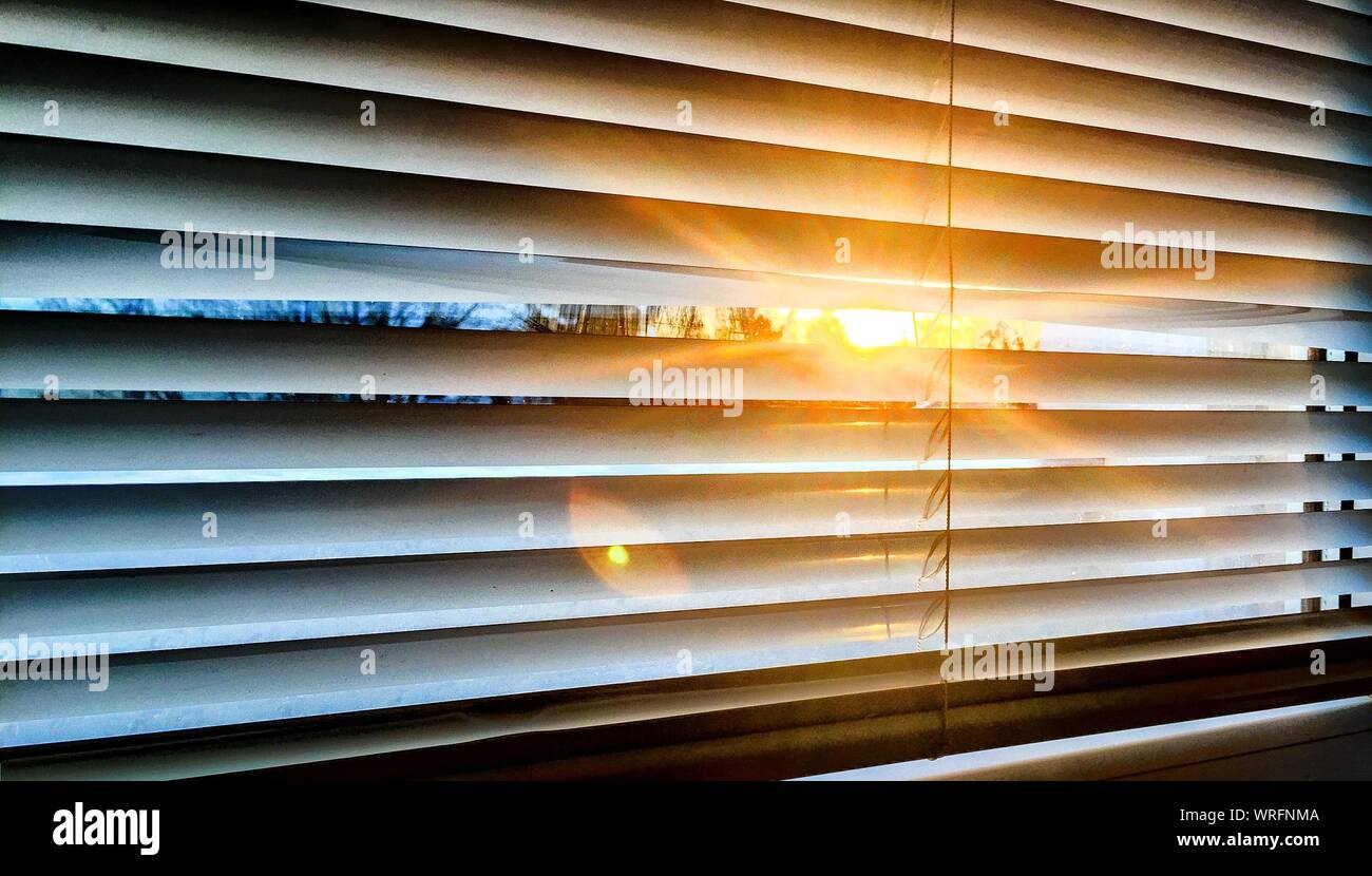 Sunlight streaming through blinds hi-res stock photography and images ...