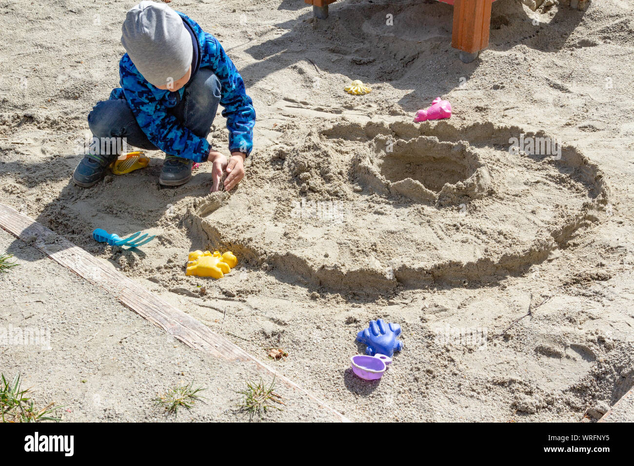 Child sand castle hi-res stock photography and images - Alamy