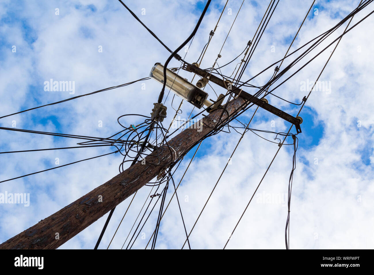 Street light power cable pole hi-res stock photography and images - Alamy