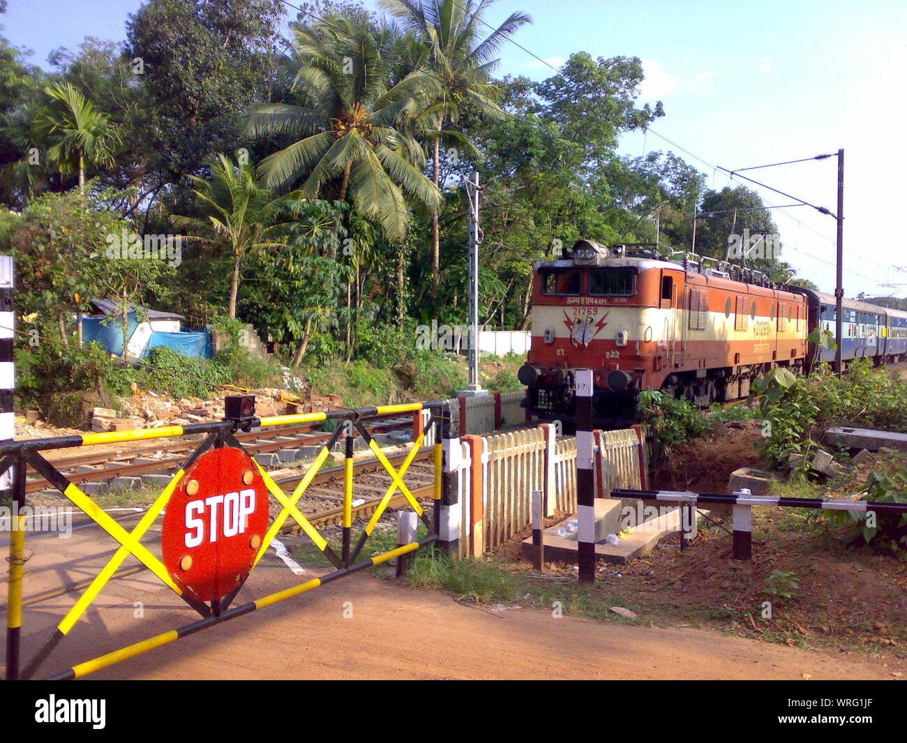 Stop sign track train hi-res stock photography and images - Alamy