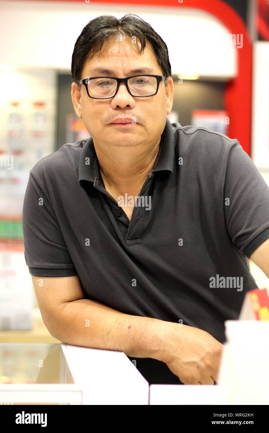 Leaning on counter hi-res stock photography and images - Alamy