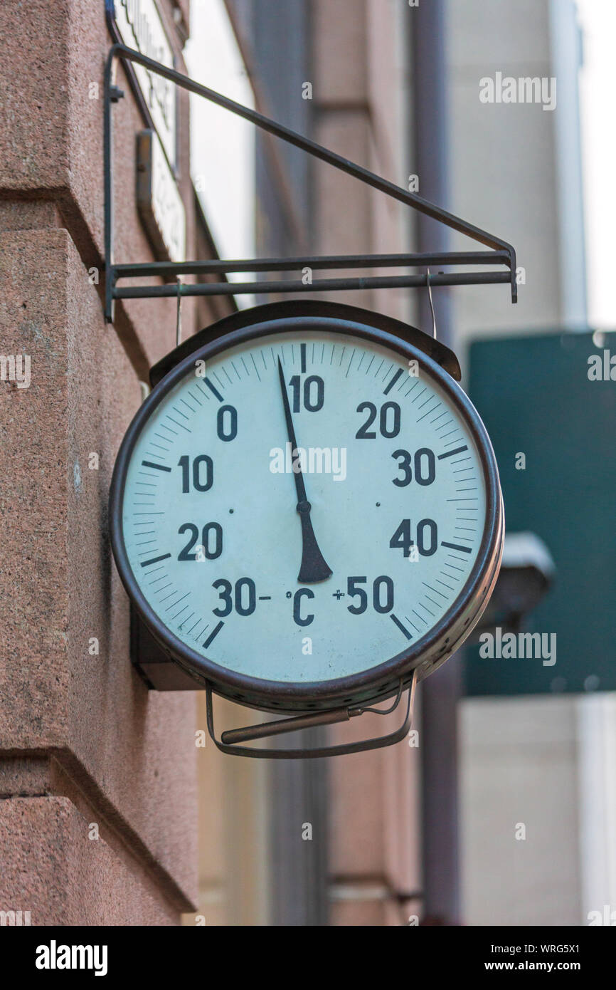 Big Analog Temperature Thermometer at Building Exterior Stock Photo - Alamy