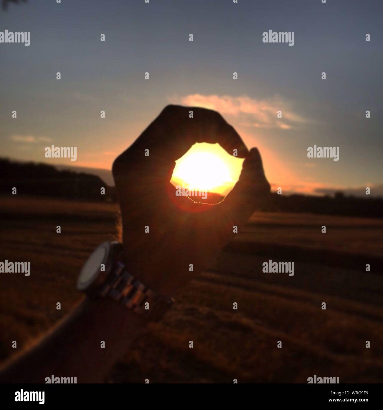 Hand catching sun hi-res stock photography and images - Alamy