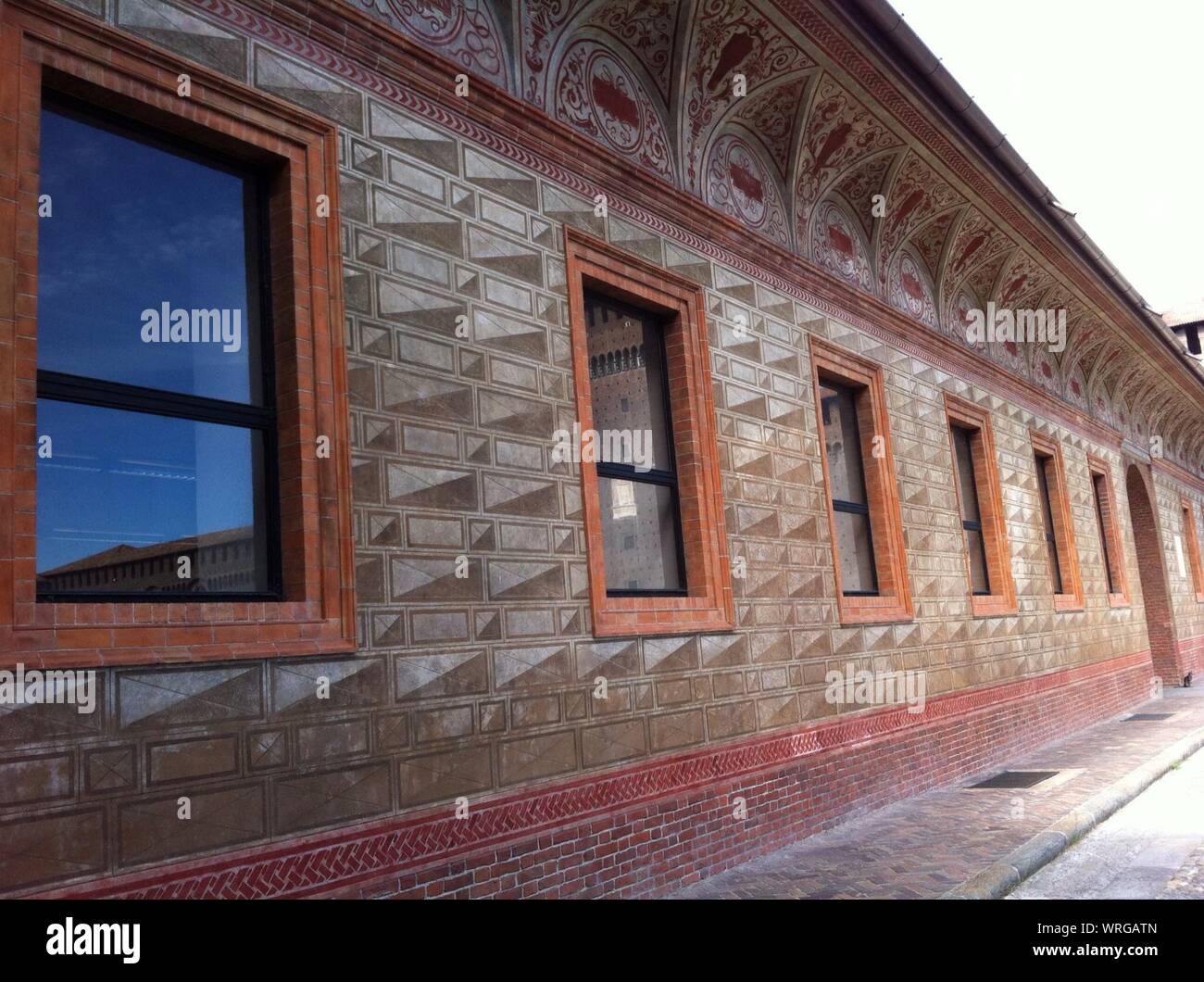 Row of windows hi-res stock photography and images - Alamy