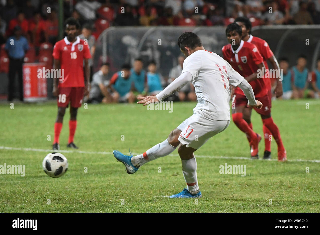 Male, Maldives. 10th Sep, 2019. Ai Kesen (front) of China shoots a ...