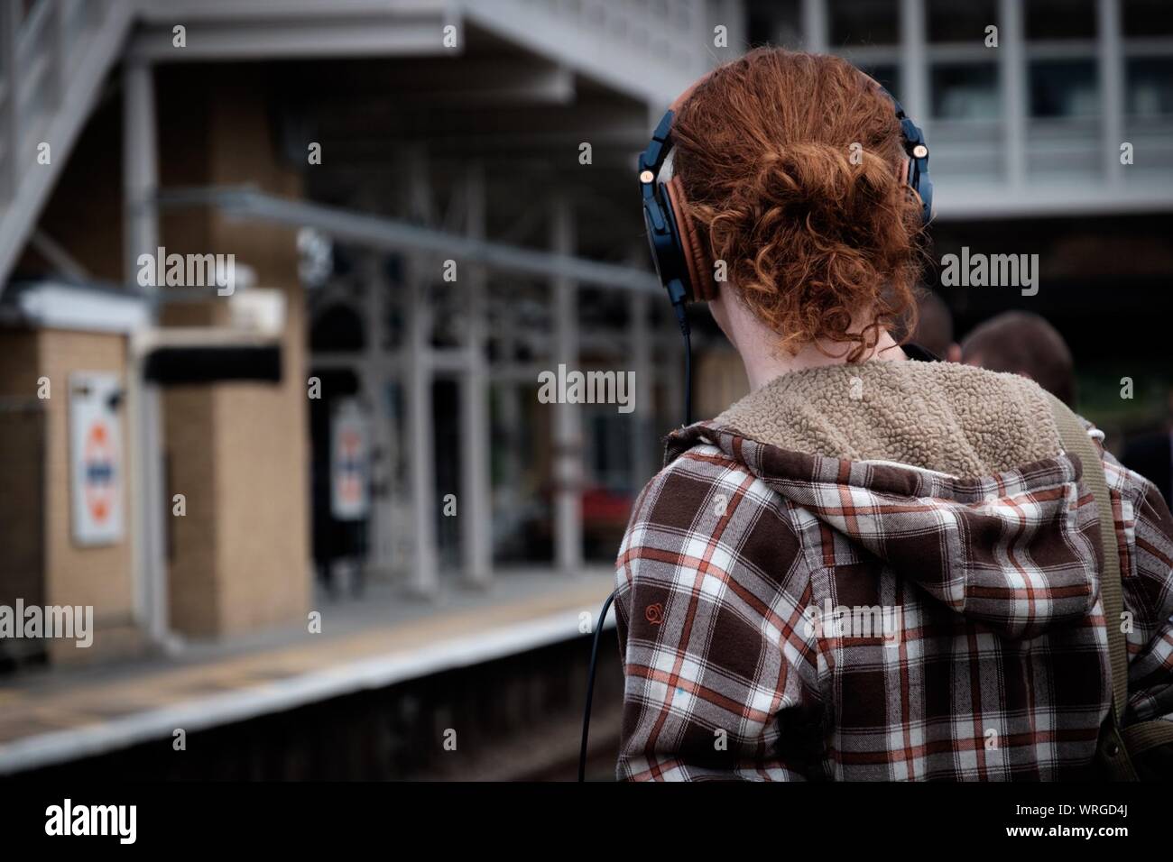 Headphones woman rear view hi-res stock photography and images - Alamy
