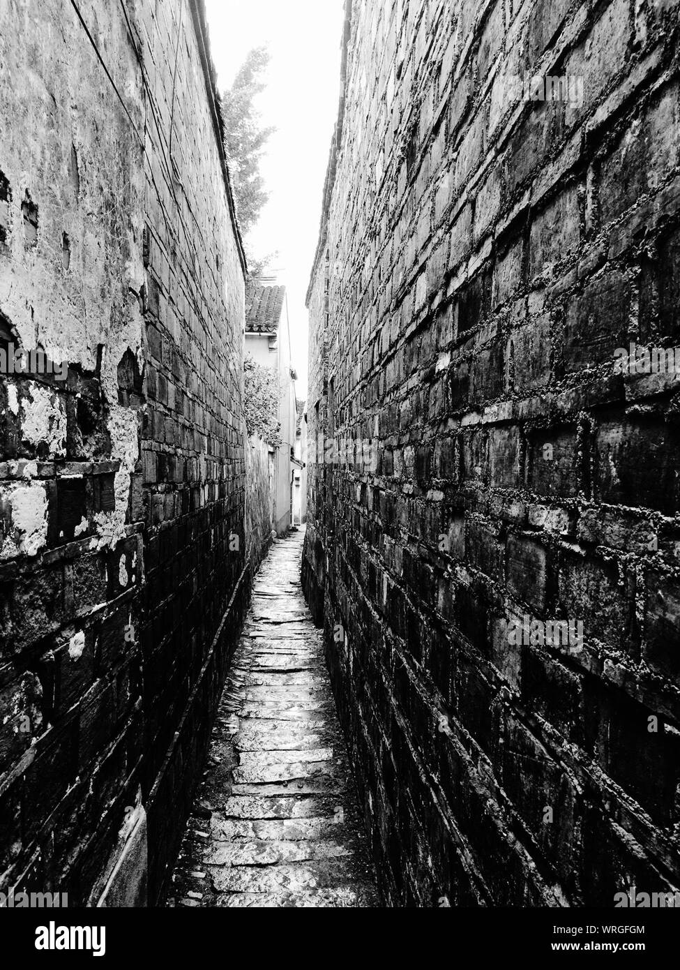 Alley walls hi-res stock photography and images - Alamy