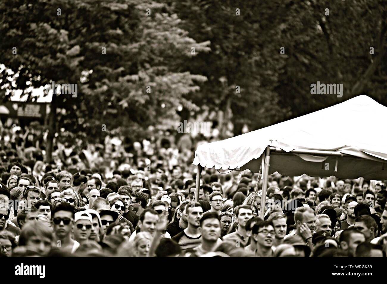 People park crowd hi-res stock photography and images - Alamy