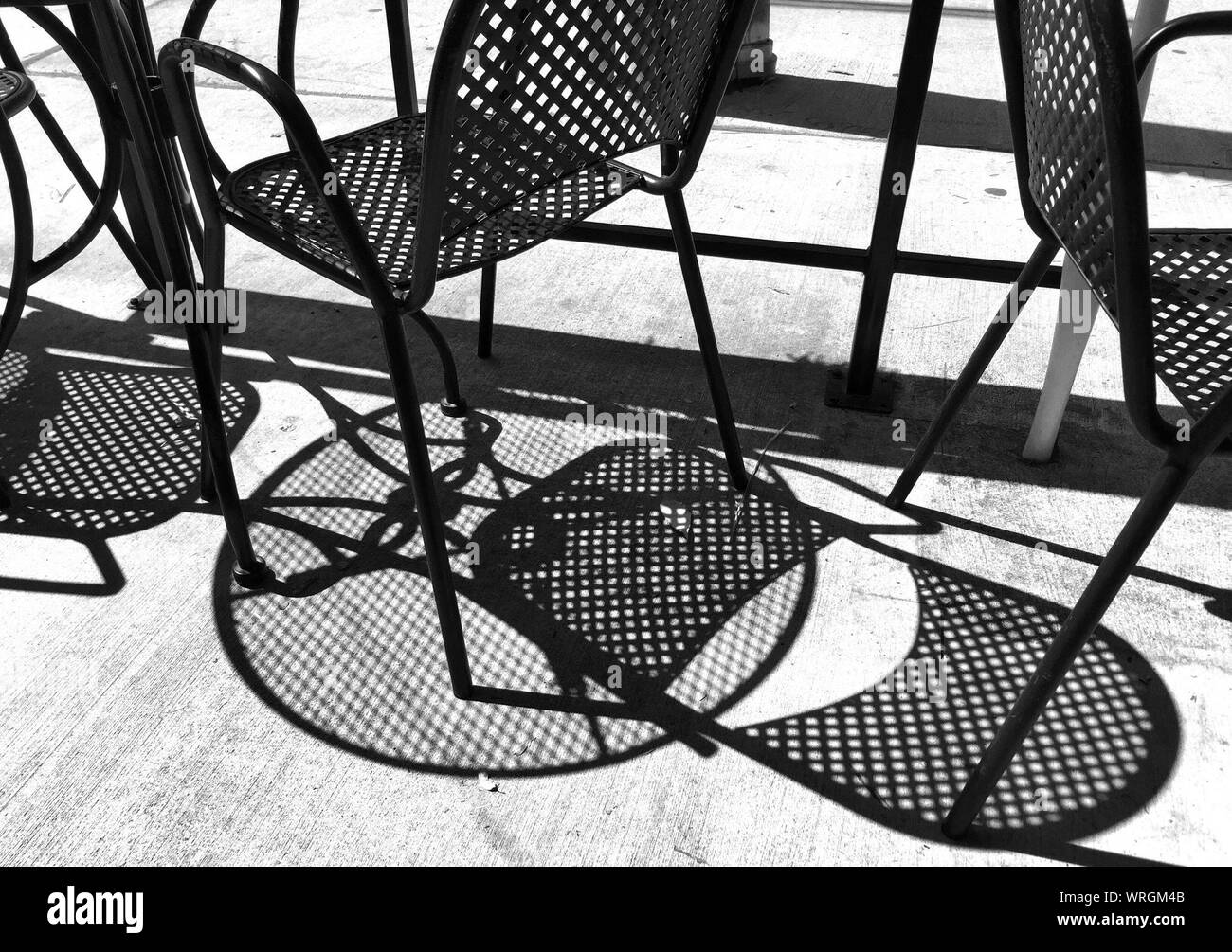 Pavement tables chairs hi-res stock photography and images - Alamy