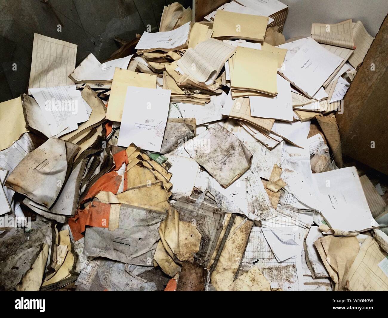 Abandoned books abandoned hi-res stock photography and images - Alamy