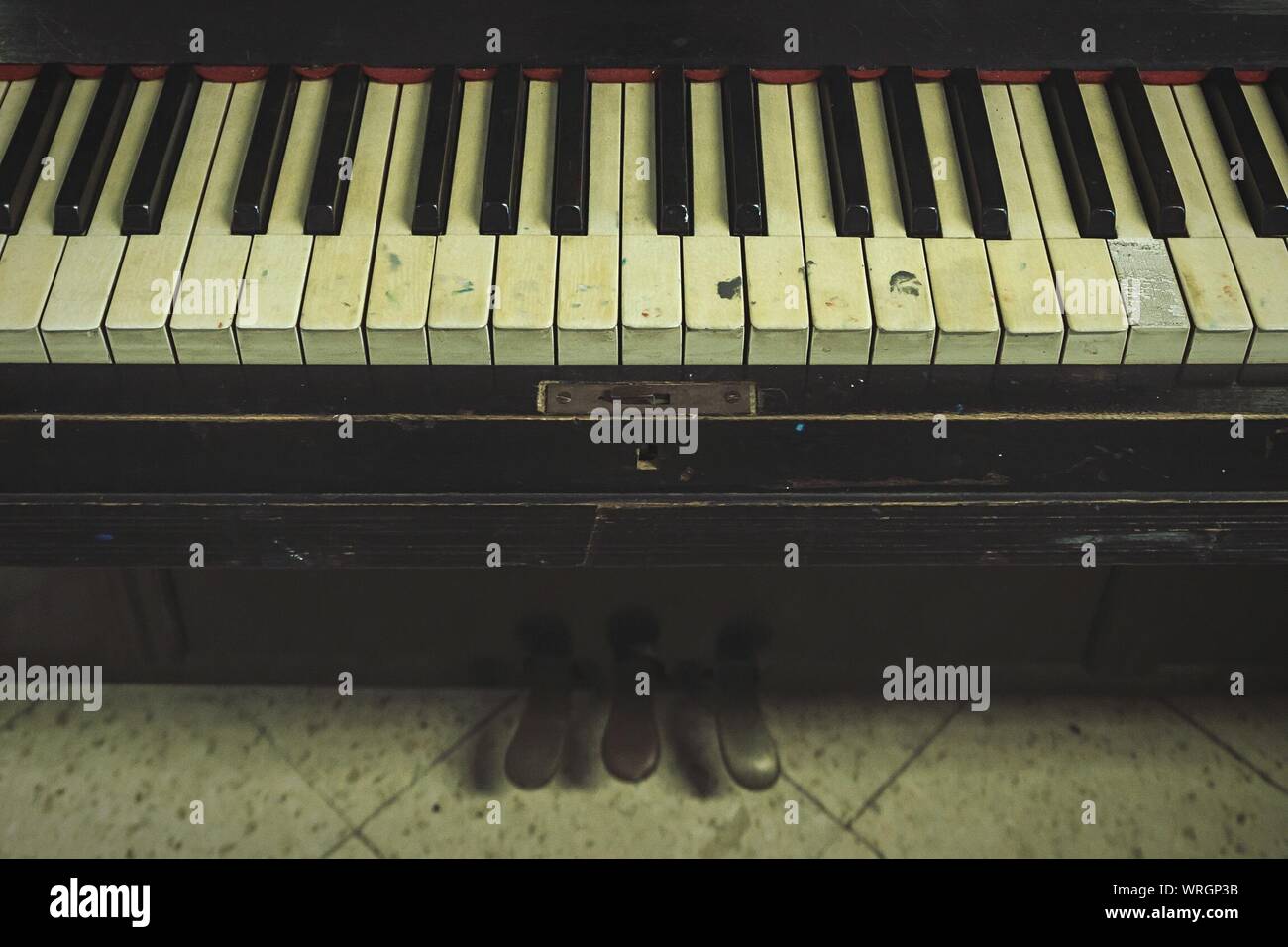 High angle view grand piano hi-res stock photography and images - Alamy