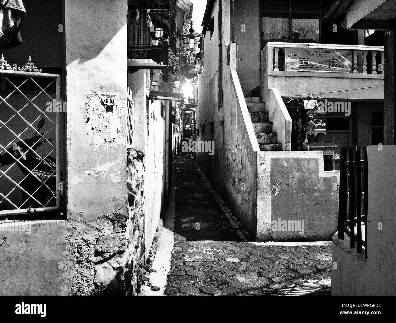 Alley buildings hi-res stock photography and images - Alamy