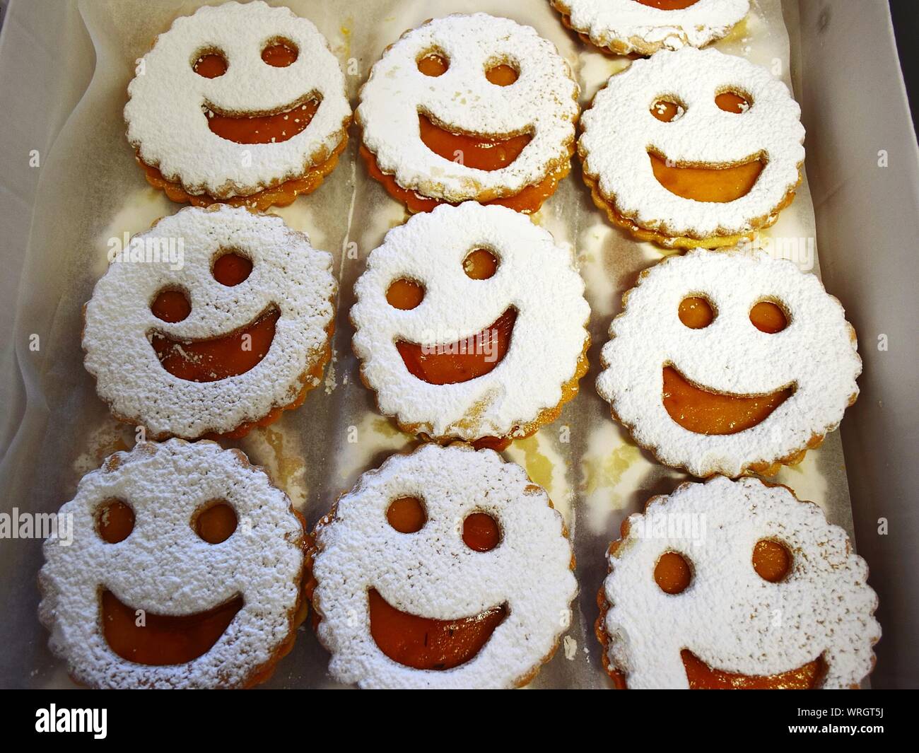 Face in a box hi-res stock photography and images - Alamy