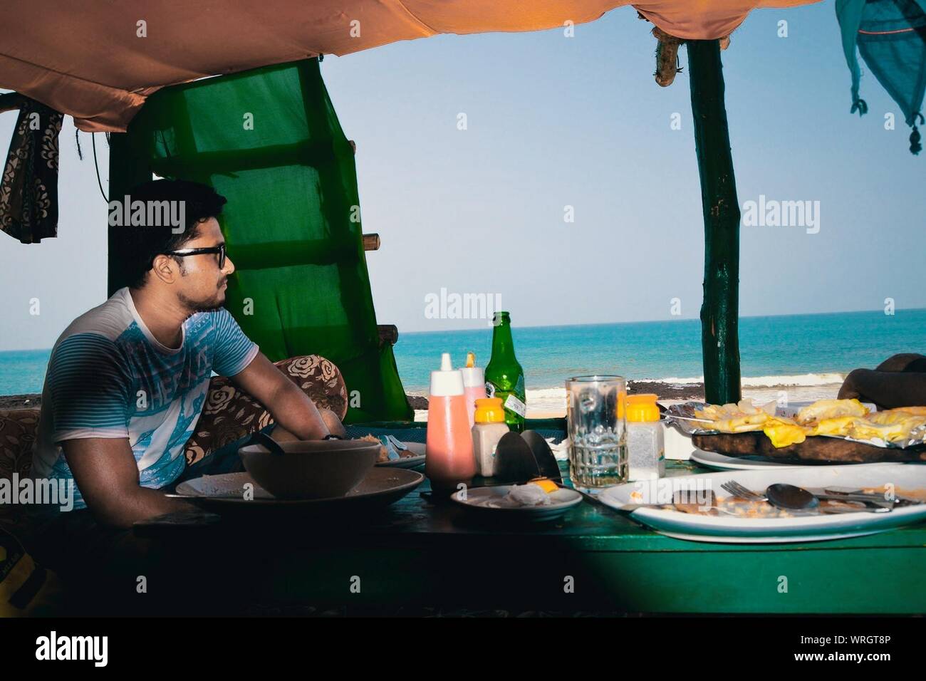 Man eating restaurant outdoors hi-res stock photography and images - Alamy
