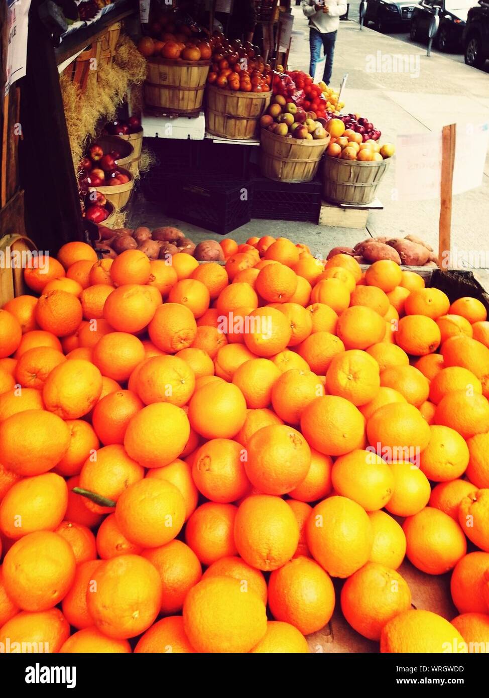 Pile of oranges hi-res stock photography and images - Alamy