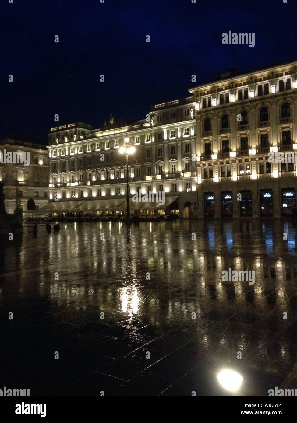 Exterior facade lit hi-res stock photography and images - Alamy