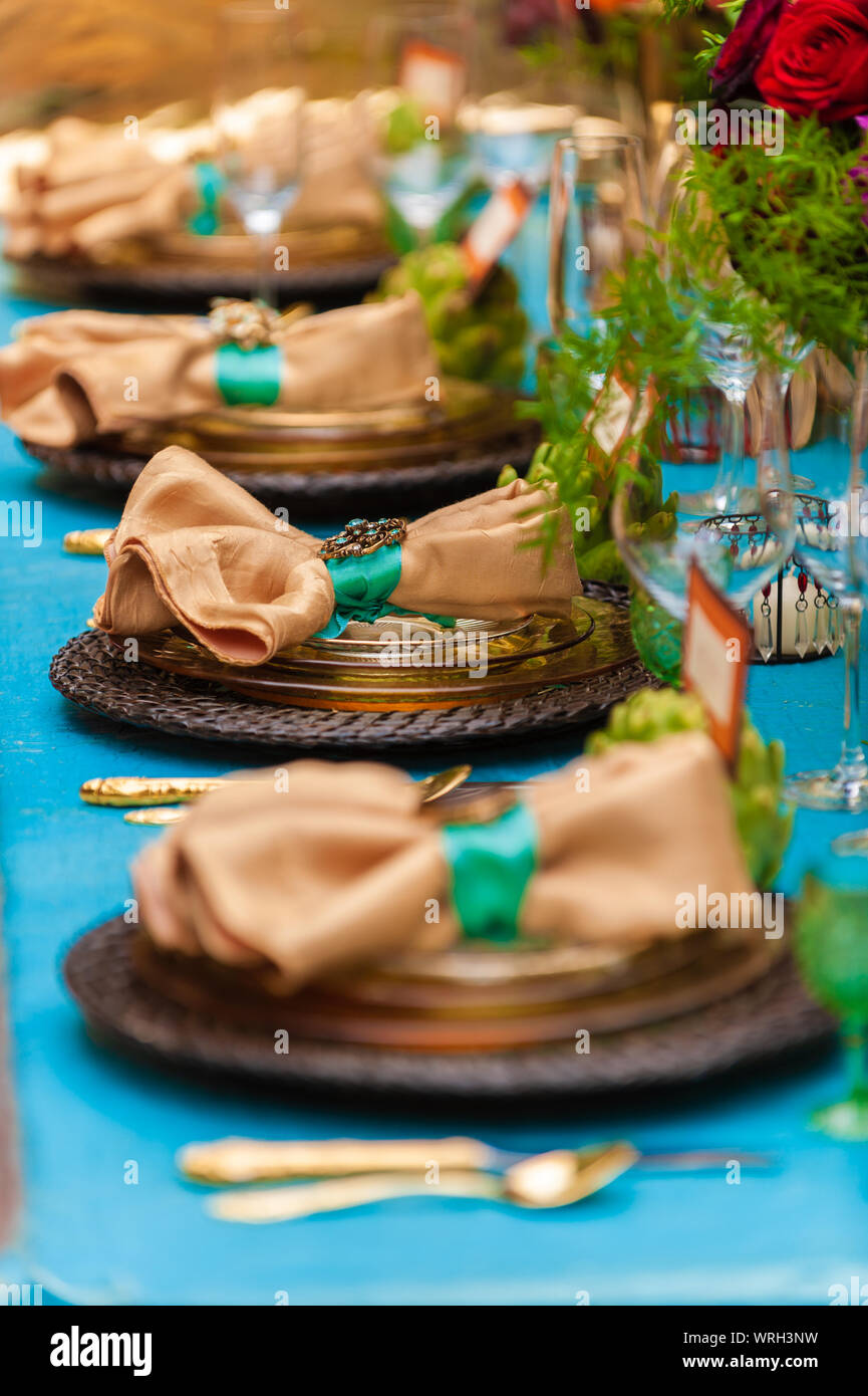 Fancy outdoor event table and plate setting Stock Photo - Alamy