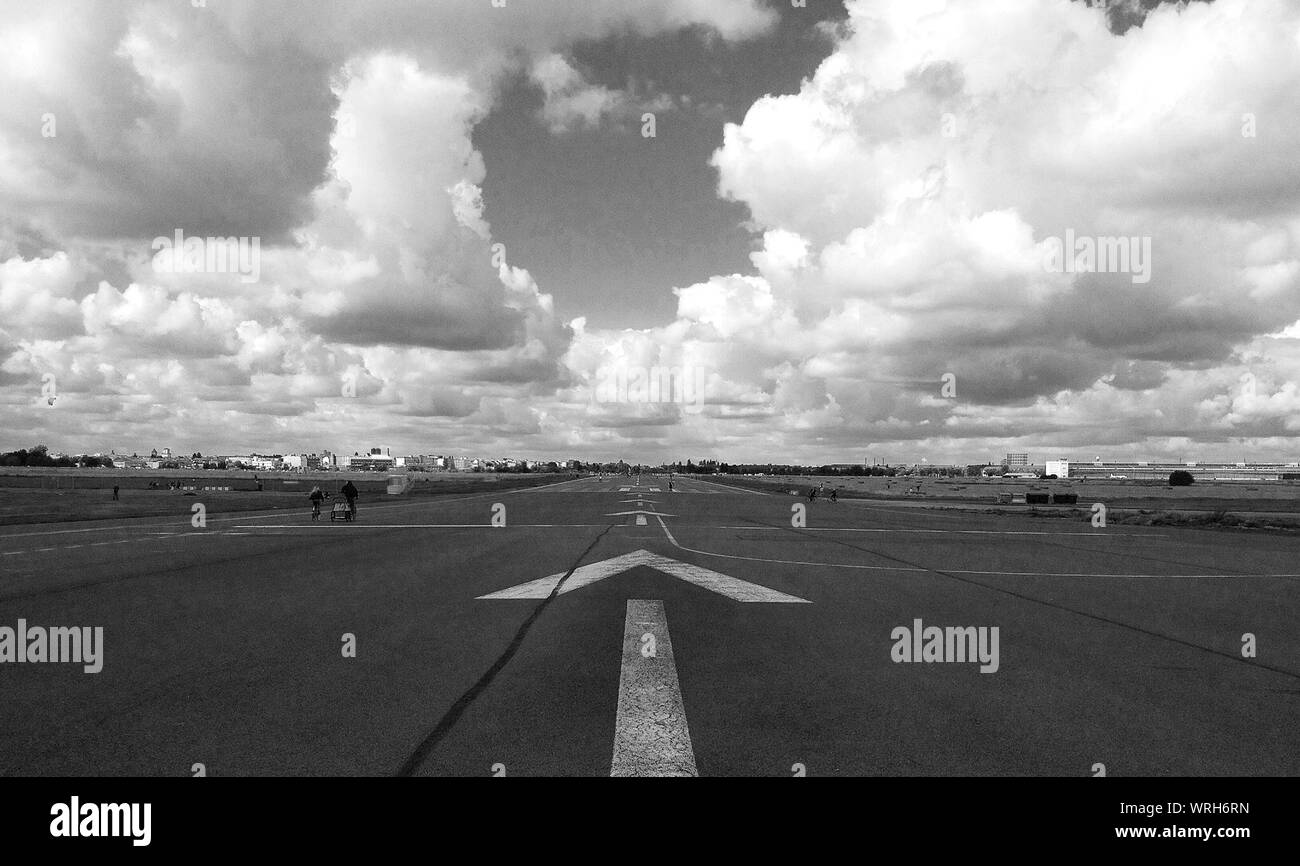 Traffic arrow sign hi-res stock photography and images - Alamy