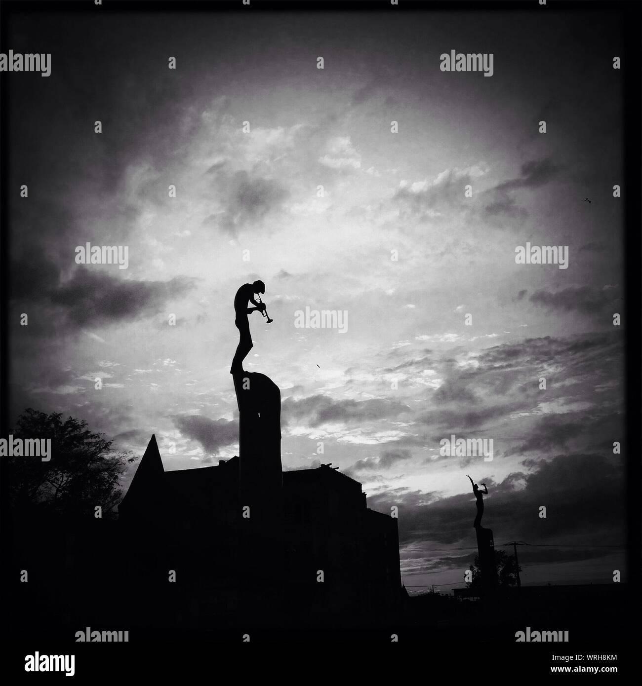 Statues in front building hi-res stock photography and images - Alamy