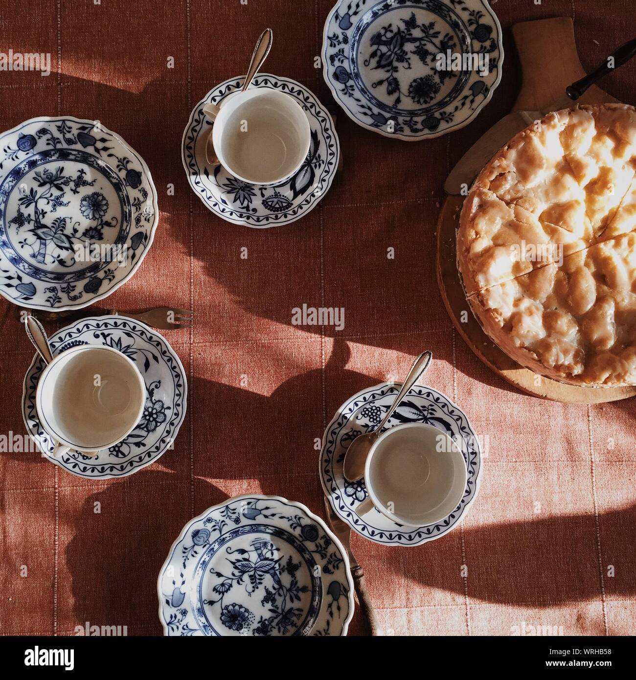 Empty Cake Plate High Resolution Stock Photography and Images - Alamy