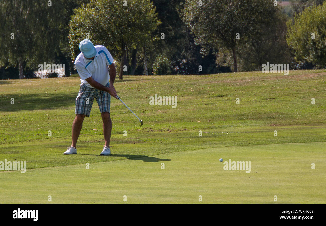 Golfers playing golf on course hi-res stock photography and images - Alamy