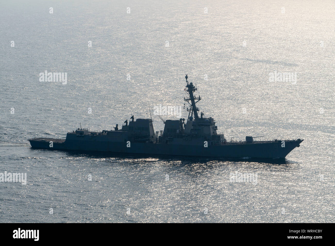 Uss momsen ddg 92 hi-res stock photography and images - Alamy