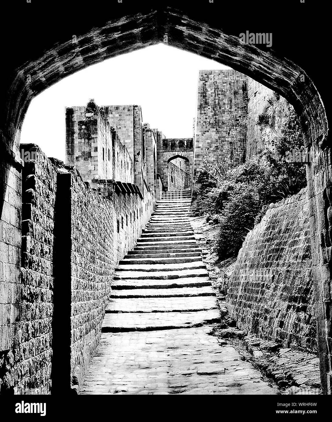 Castle walkway hi-res stock photography and images - Alamy