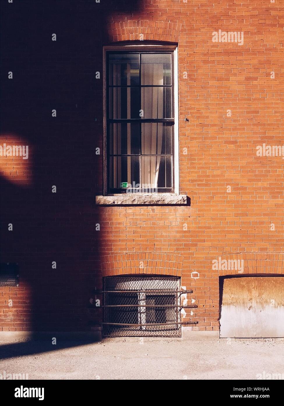 Brick building windows hi-res stock photography and images - Alamy