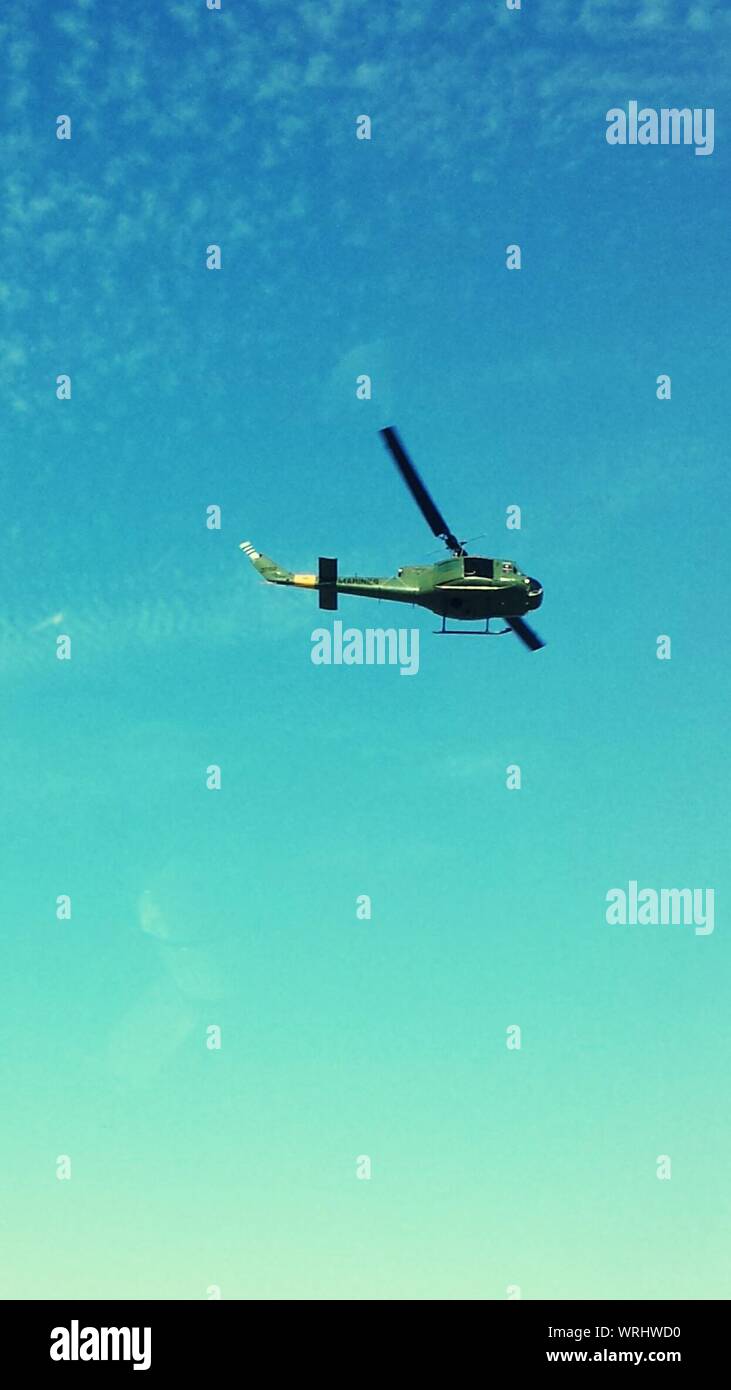 Helicopter low flying hi-res stock photography and images - Alamy