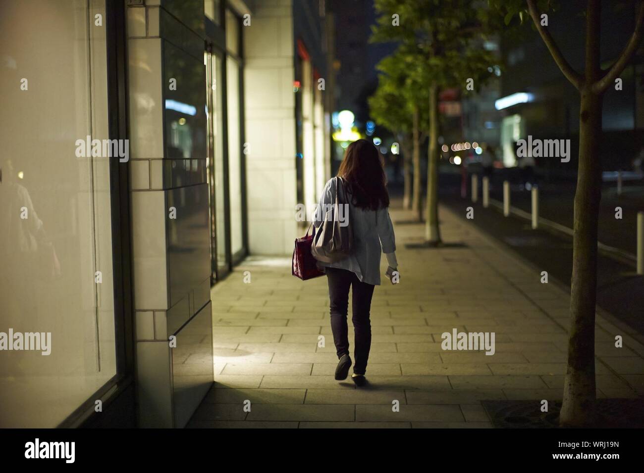 Woman street night alone hi-res stock photography and images - Alamy