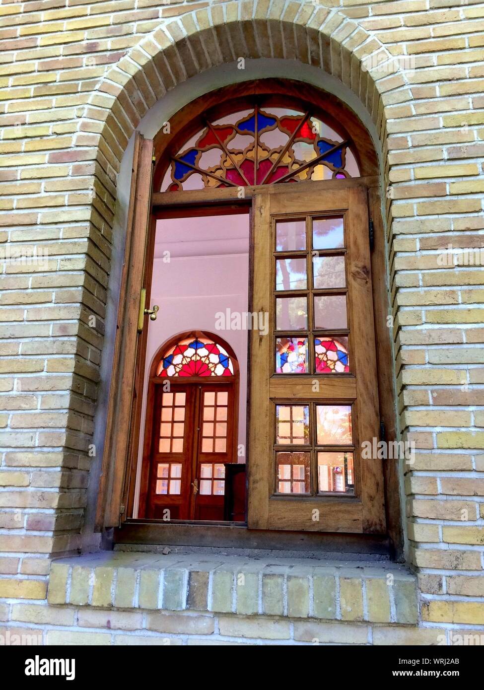 Arch window brick building hi-res stock photography and images - Alamy