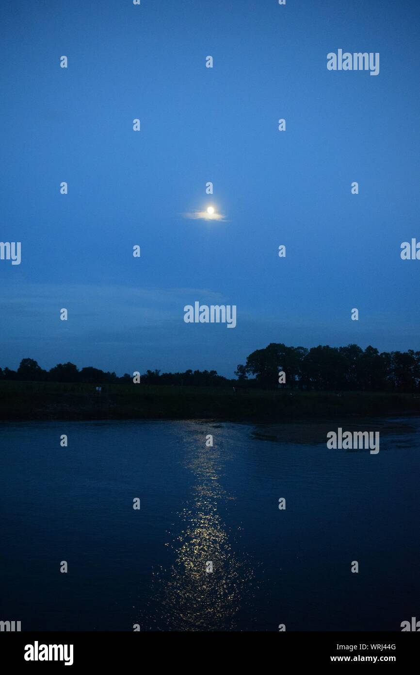 Moon on the river hi-res stock photography and images - Alamy