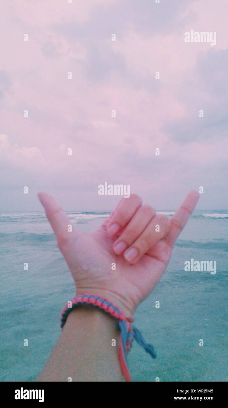 Shaka hand sign hi-res stock photography and images - Alamy