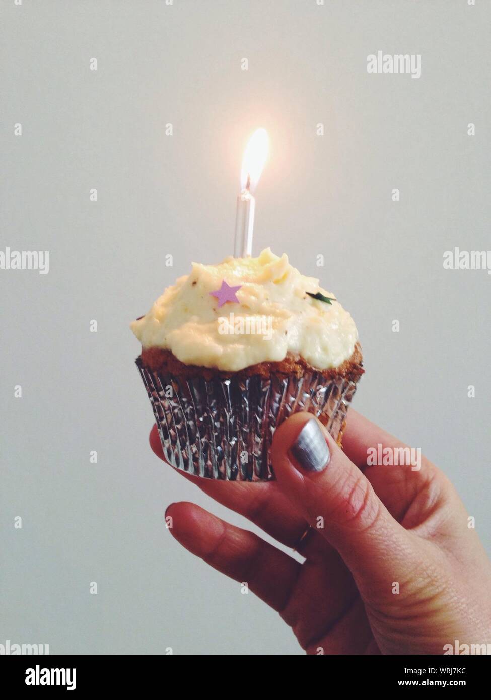 Hand holding cupcake hi-res stock photography and images - Alamy