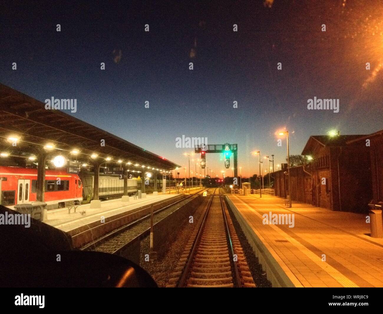 Trains on platform hi-res stock photography and images - Alamy