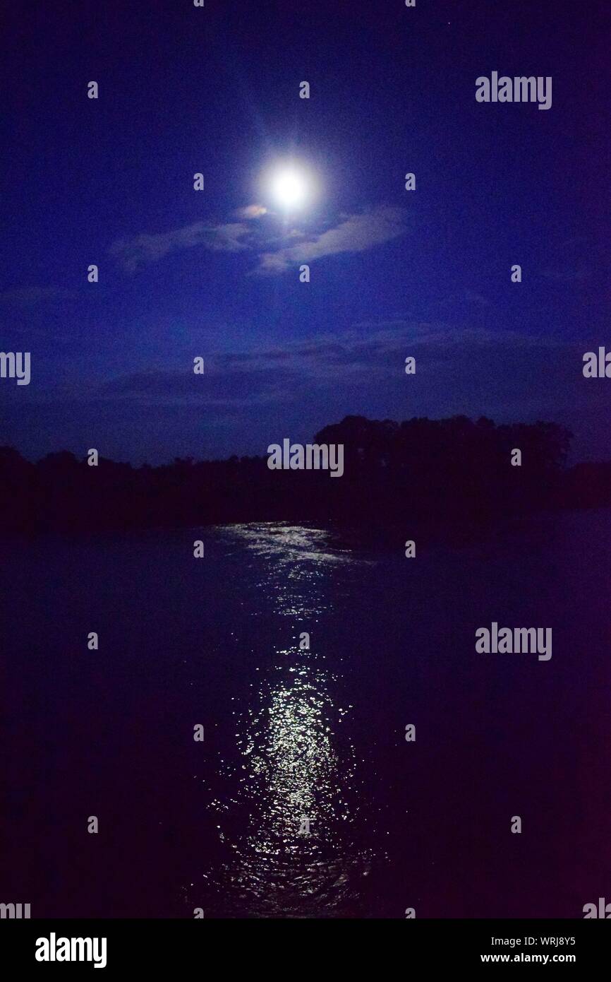 Moon on the river hi-res stock photography and images - Alamy