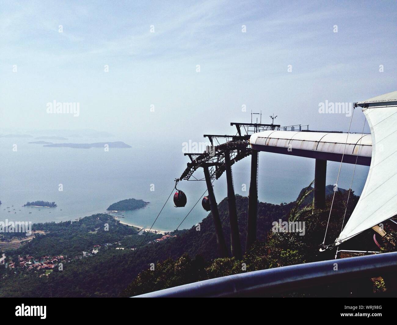 Cable car over ocean hi-res stock photography and images - Alamy