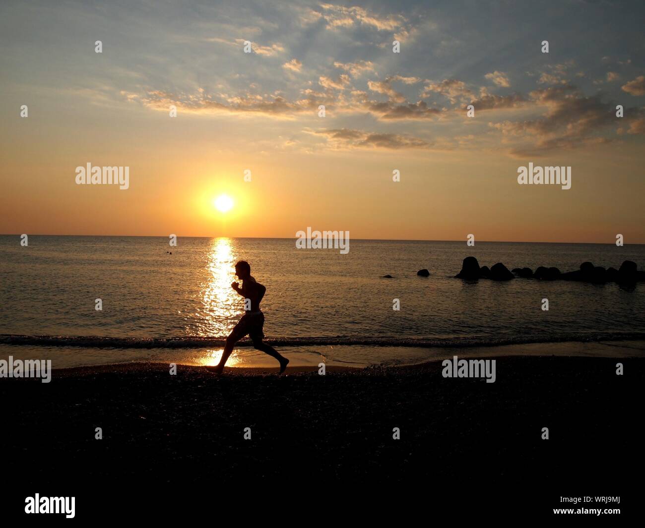 Man running at sunset hi-res stock photography and images - Alamy