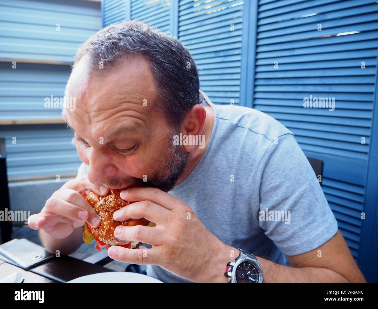 Man eating burger hi-res stock photography and images - Alamy